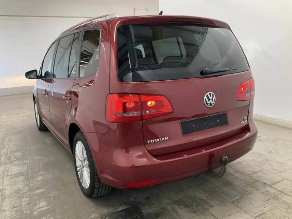 Red Volkswagen Touran 2014 in Marupe, with an engine capacity of 1.60 L and mileage of 275 thousand km for 7950 €, photo 3 on AUTOMOTO.COM.LV