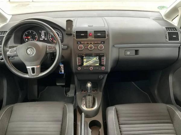 Red Volkswagen Touran 2014 in Marupe, with an engine capacity of 1.60 L and mileage of 275 thousand km for 7950 €, photo 5 on AUTOMOTO.COM.LV