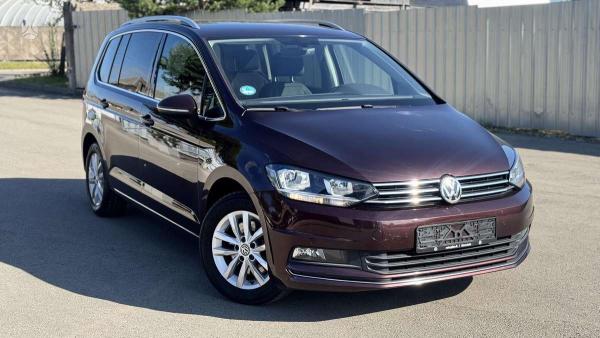 Red Volkswagen Touran 2018 in Telschi, with an engine capacity of 1.97 L and mileage of 181 thousand km for 11600 €, photo 1 on AUTOMOTO.COM.LV
