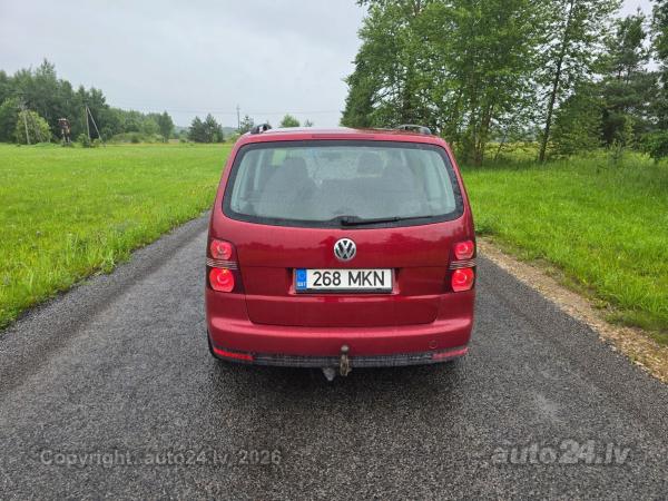 Red Volkswagen Touran 2007 in Tartu, with an engine capacity of 1.60 L and mileage of 189 thousand km for 2400 €, photo 5 on AUTOMOTO.COM.LV