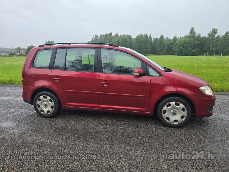 Red Volkswagen Touran 2007 in Tartu, with an engine capacity of 1.60 L and mileage of 189 thousand km for 2400 €, photo 4 on AUTOMOTO.COM.LV