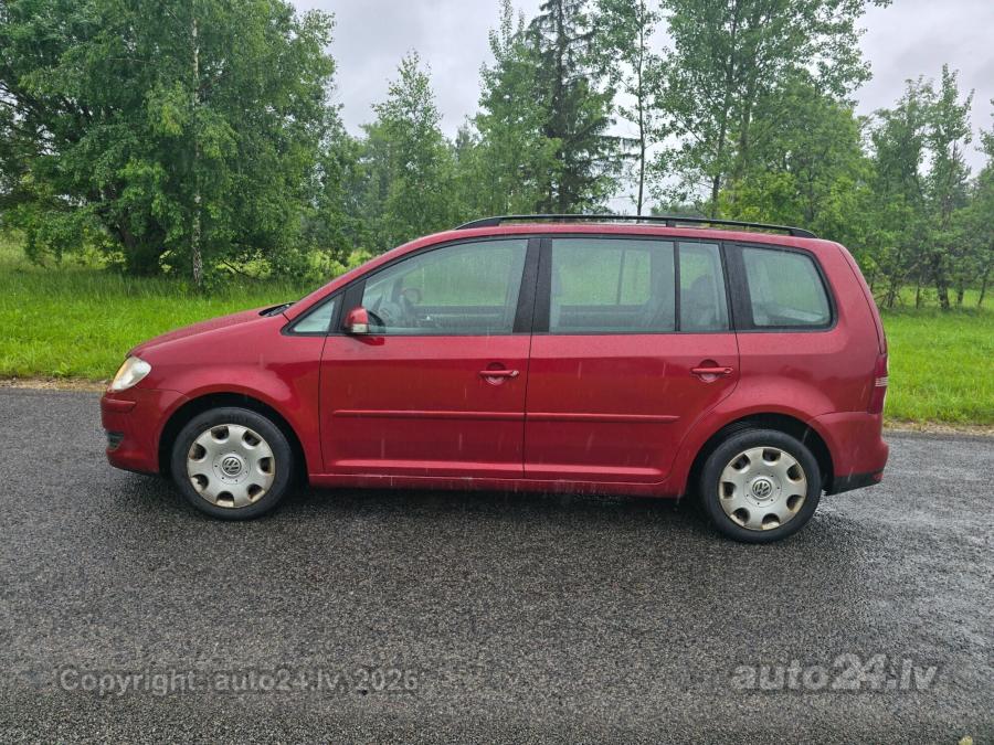 Red Volkswagen Touran 2007 in Tartu, with an engine capacity of 1.60 L and mileage of 189 thousand km for 2400 €, photo 5 on AUTOMOTO.COM.LV