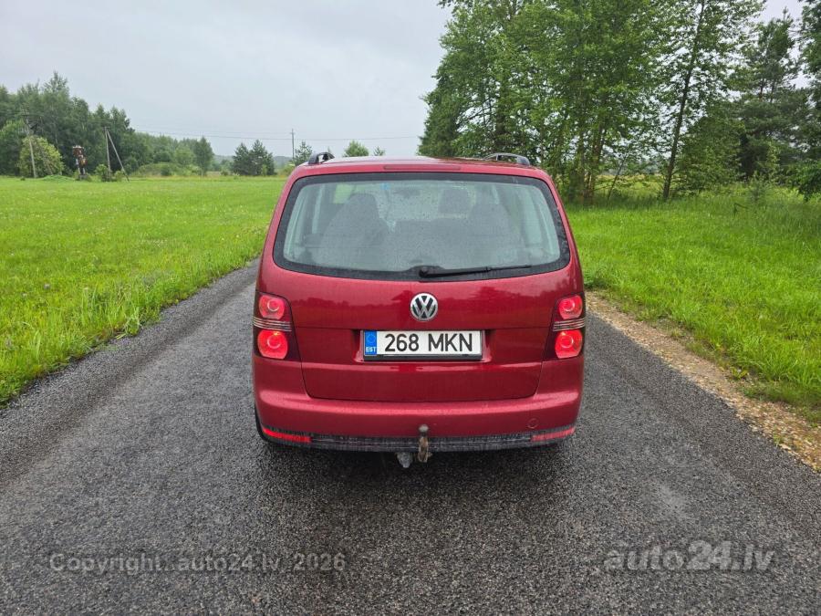 Red Volkswagen Touran 2007 in Tartu, with an engine capacity of 1.60 L and mileage of 189 thousand km for 2400 €, photo 6 on AUTOMOTO.COM.LV