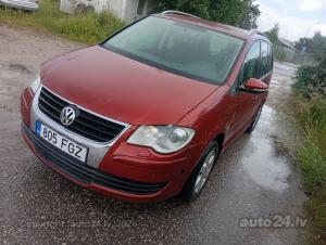 Sarkans Volkswagen Touran 2010 Veru, ar dzinēja tilpumu 2.00 L un nobraukumu 268 tūkst. km par 5200 €, foto  vietnē AUTOMOTO.COM.LV