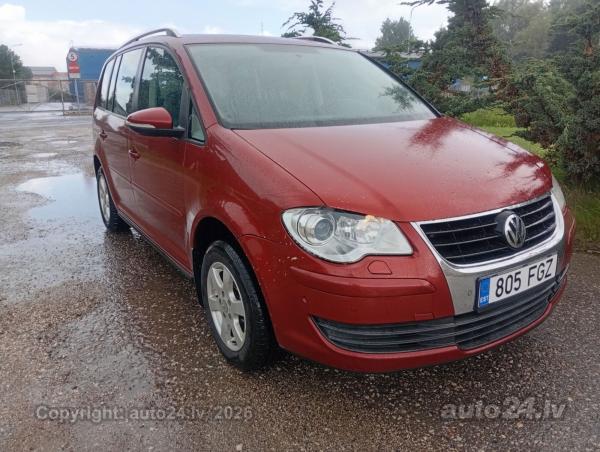 Red Volkswagen Touran 2010 in Voru, with an engine capacity of 2.00 L and mileage of 268 thousand km for 5200 €, photo 2 on AUTOMOTO.COM.LV