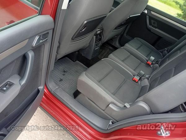 Red Volkswagen Touran 2010 in Voru, with an engine capacity of 2.00 L and mileage of 268 thousand km for 5200 €, photo 9 on AUTOMOTO.COM.LV