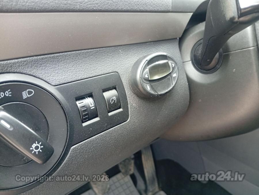 Sarkans Volkswagen Touran 2010 Veru, ar dzinēja tilpumu 2.00 L un nobraukumu 268 tūkst. km par 5200 €, foto 14 vietnē AUTOMOTO.COM.LV