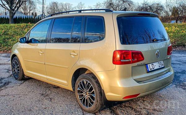 Volkswagen Touran 2011 in Valmiera, with an engine capacity of 1.60 L and mileage of 392 thousand km for 5300 €, photo 2 on AUTOMOTO.COM.LV