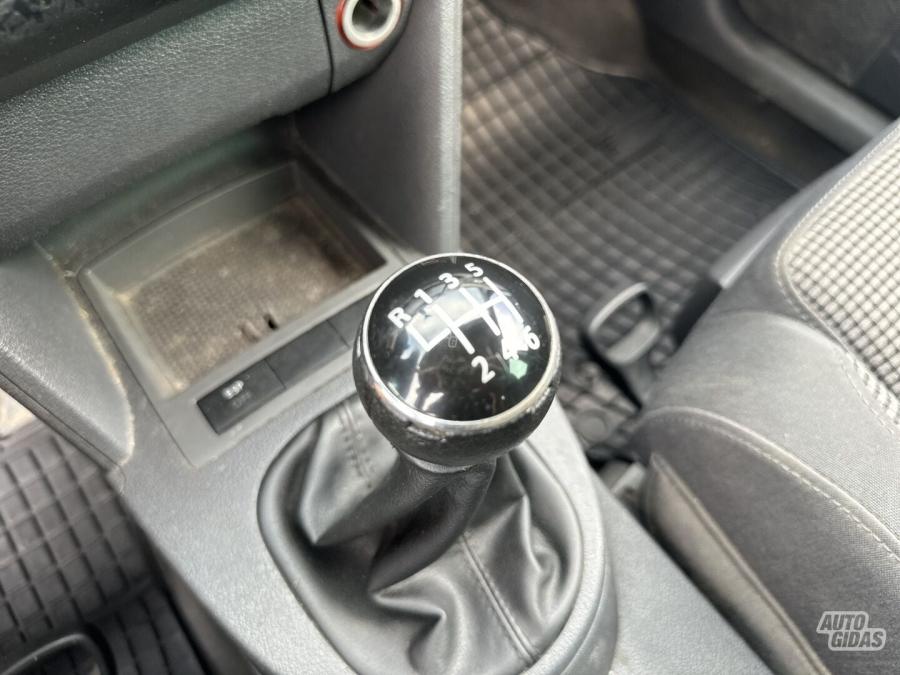 Volkswagen Touran 2003 Kauņa, ar dzinēja tilpumu 2.00 L un nobraukumu 387 tūkst. km par 1500 €, foto 9 vietnē AUTOMOTO.COM.LV