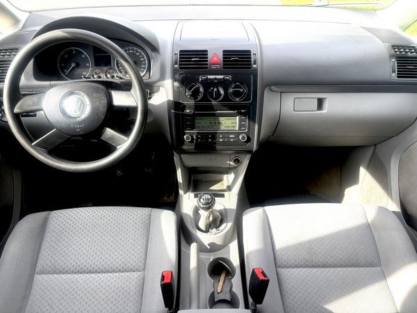 Volkswagen Touran 2005 in Tallinn, with an engine capacity of 1.90 L and mileage of 335 thousand km for 999 €, photo 9 on AUTOMOTO.COM.LV