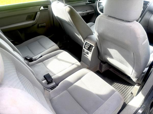 Volkswagen Touran 2005 in Tallinn, with an engine capacity of 1.90 L and mileage of 335 thousand km for 999 €, photo 10 on AUTOMOTO.COM.LV