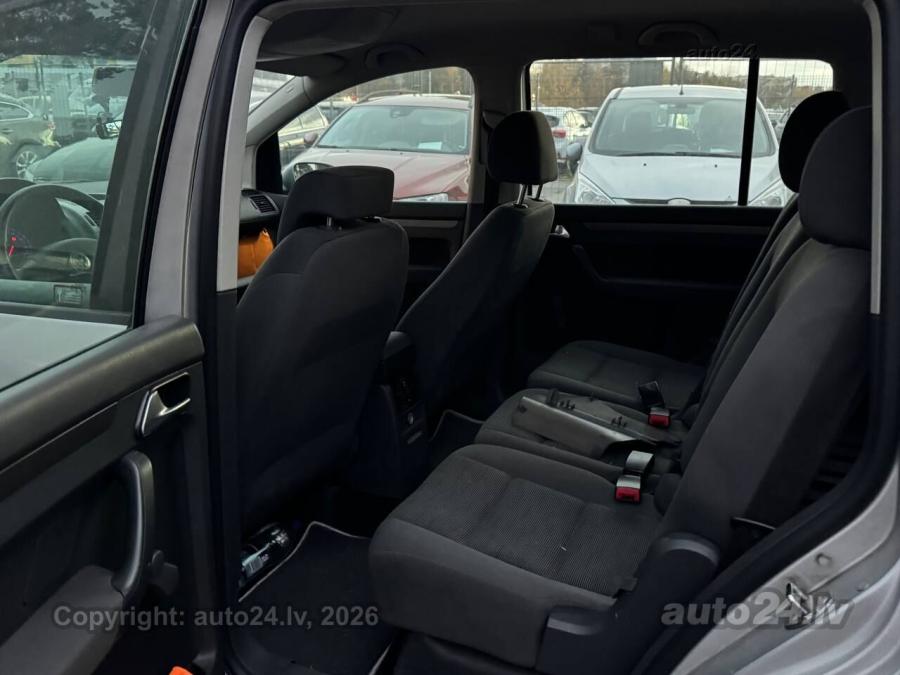 Volkswagen Touran 2009 Tallina, ar dzinēja tilpumu 1.90 L un nobraukumu 290 tūkst. km par 1900 €, foto 4 vietnē AUTOMOTO.COM.LV