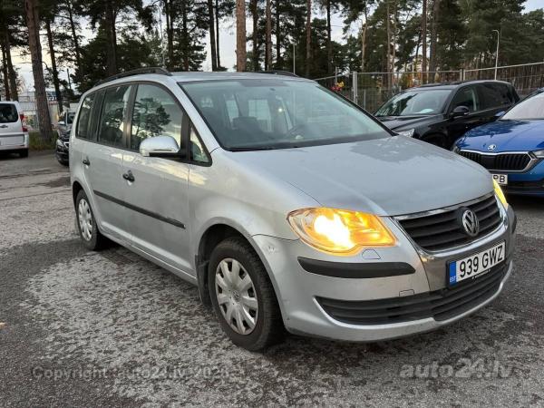 Volkswagen Touran 2009 Tallina, ar dzinēja tilpumu 1.90 L un nobraukumu 290 tūkst. km par 1900 €, foto 5 vietnē AUTOMOTO.COM.LV