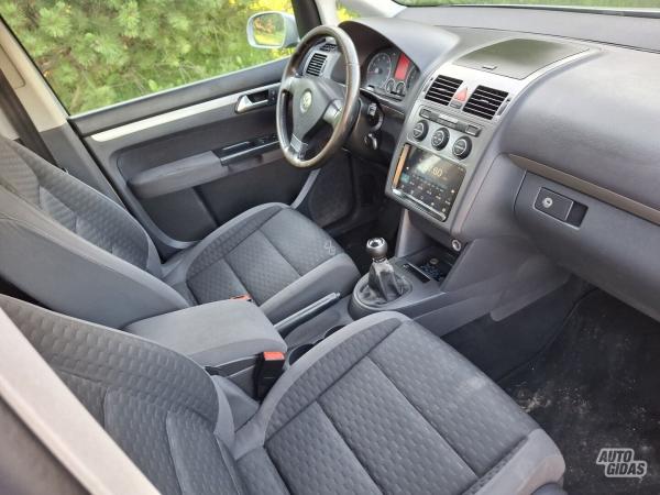 Volkswagen Touran 2010 in Mazeikiai, with an engine capacity of 2.00 L and mileage of 180 thousand km for 3400 €, photo 5 on AUTOMOTO.COM.LV