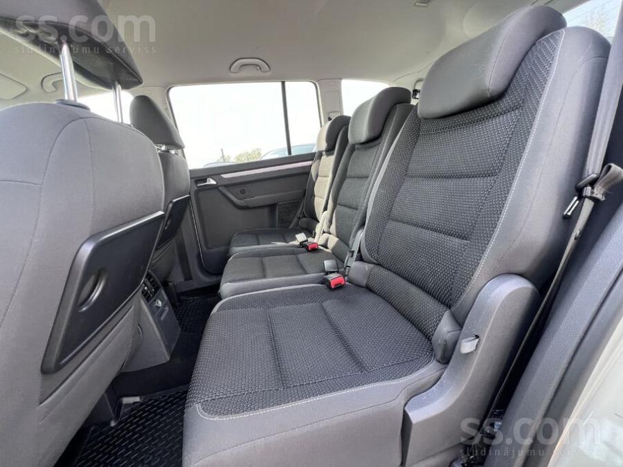 Volkswagen Touran 2011 in Talsi, with an engine capacity of 1.60 L and mileage of 207 thousand km for 4970 €, photo 9 on AUTOMOTO.COM.LV