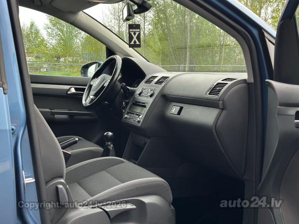 Volkswagen Touran 2011 Tallina, ar dzinēja tilpumu 2.00 L un nobraukumu 321 tūkst. km par 449 €, foto 10 vietnē AUTOMOTO.COM.LV