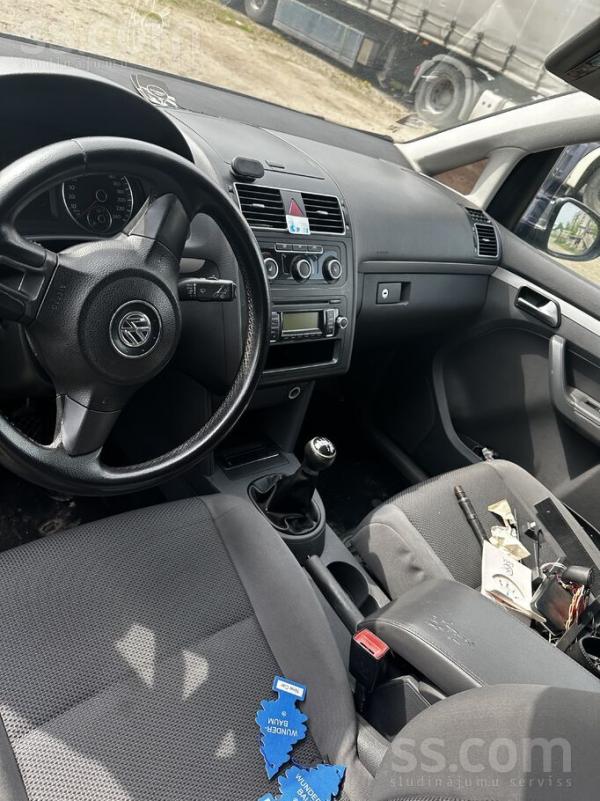 Volkswagen Touran 2011 Jelgava, ar dzinēja tilpumu 1.60 L un nobraukumu 265 tūkst. km par 1000 €, foto 3 vietnē AUTOMOTO.COM.LV