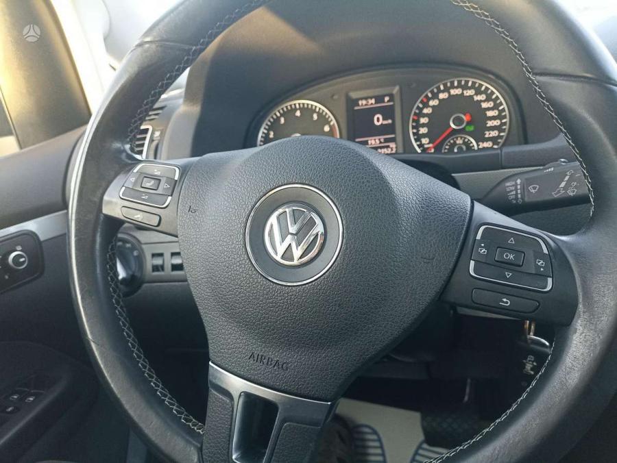 Violets Volkswagen Touran 2013 Viļņa, ar dzinēja tilpumu 1.39 L un nobraukumu 213 tūkst. km par 6450 €, foto 20 vietnē AUTOMOTO.COM.LV