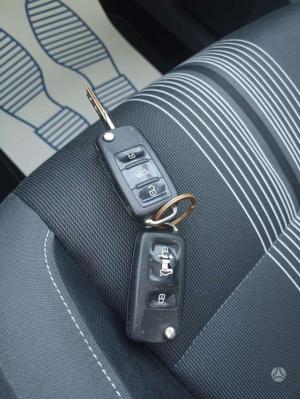 Violets Volkswagen Touran 2013 Viļņa, ar dzinēja tilpumu 1.39 L un nobraukumu 213 tūkst. km par 6450 €, foto 28 vietnē AUTOMOTO.COM.LV