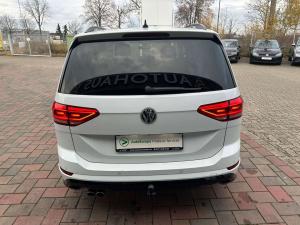 White Volkswagen Touran 2020 in Kaunas, with an engine capacity of 2.00 L and mileage of 64 thousand km for 31114 €, photo 6 on AUTOMOTO.COM.LV