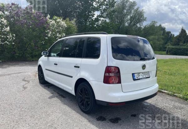 White Volkswagen Touran 2009 in Bauska, with an engine capacity of 1.90 L and mileage of 0 thousand km for 2200 €, photo 3 on AUTOMOTO.COM.LV