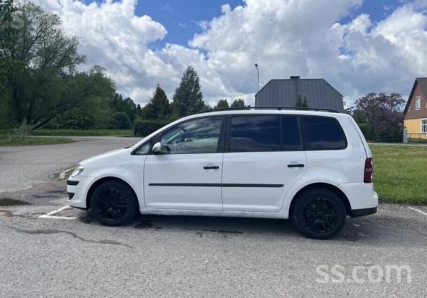 White Volkswagen Touran 2009 in Bauska, with an engine capacity of 1.90 L and mileage of 0 thousand km for 2200 €, photo 4 on AUTOMOTO.COM.LV