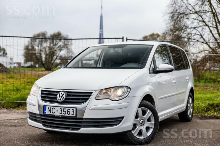White Volkswagen Touran 2010 in Riga, with an engine capacity of 1.90 L and mileage of 369 thousand km for 3990 €, photo 1 on AUTOMOTO.COM.LV