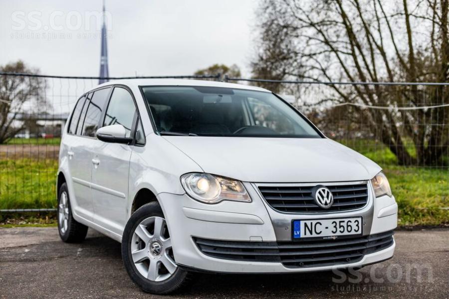 White Volkswagen Touran 2010 in Riga, with an engine capacity of 1.90 L and mileage of 369 thousand km for 3990 €, photo 2 on AUTOMOTO.COM.LV