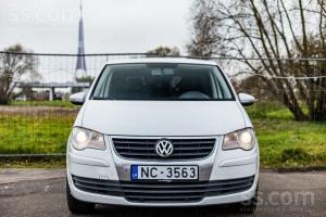 White Volkswagen Touran 2010 in Riga, with an engine capacity of 1.90 L and mileage of 369 thousand km for 3990 €, photo 3 on AUTOMOTO.COM.LV