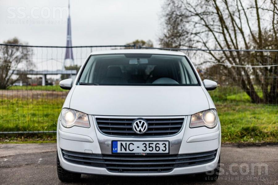 White Volkswagen Touran 2010 in Riga, with an engine capacity of 1.90 L and mileage of 369 thousand km for 3990 €, photo 3 on AUTOMOTO.COM.LV