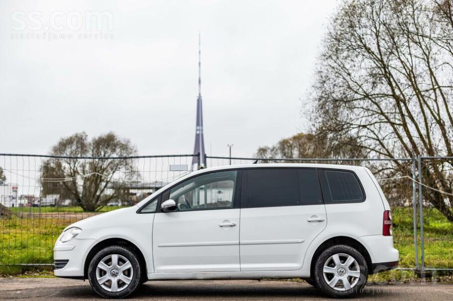 White Volkswagen Touran 2010 in Riga, with an engine capacity of 1.90 L and mileage of 369 thousand km for 3990 €, photo 4 on AUTOMOTO.COM.LV