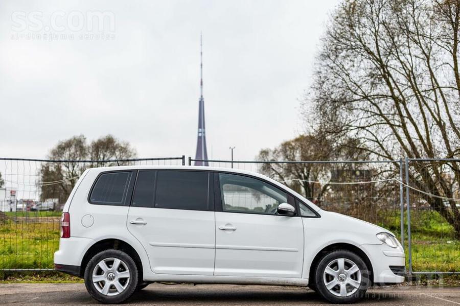 White Volkswagen Touran 2010 in Riga, with an engine capacity of 1.90 L and mileage of 369 thousand km for 3990 €, photo 5 on AUTOMOTO.COM.LV