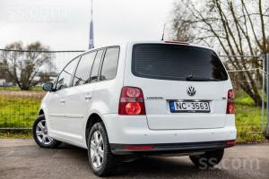 White Volkswagen Touran 2010 in Riga, with an engine capacity of 1.90 L and mileage of 369 thousand km for 3990 €, photo 6 on AUTOMOTO.COM.LV