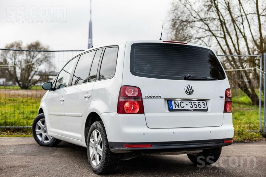 White Volkswagen Touran 2010 in Riga, with an engine capacity of 1.90 L and mileage of 369 thousand km for 3990 €, photo 6 on AUTOMOTO.COM.LV