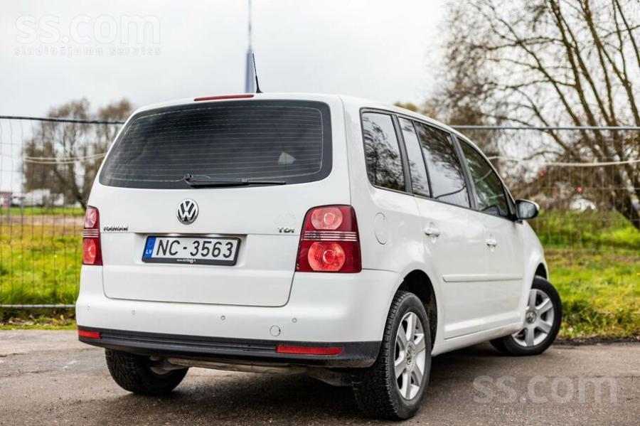 White Volkswagen Touran 2010 in Riga, with an engine capacity of 1.90 L and mileage of 369 thousand km for 3990 €, photo 7 on AUTOMOTO.COM.LV