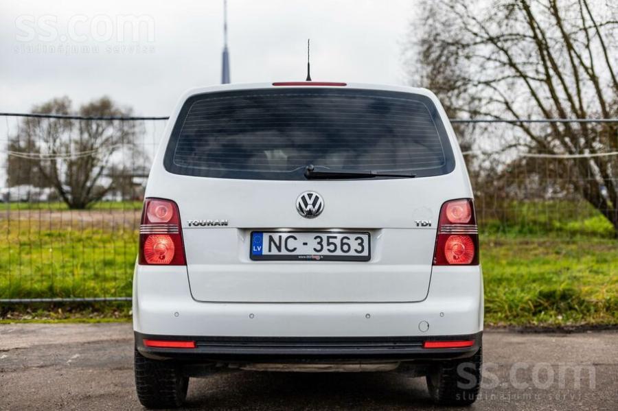 White Volkswagen Touran 2010 in Riga, with an engine capacity of 1.90 L and mileage of 369 thousand km for 3990 €, photo 8 on AUTOMOTO.COM.LV