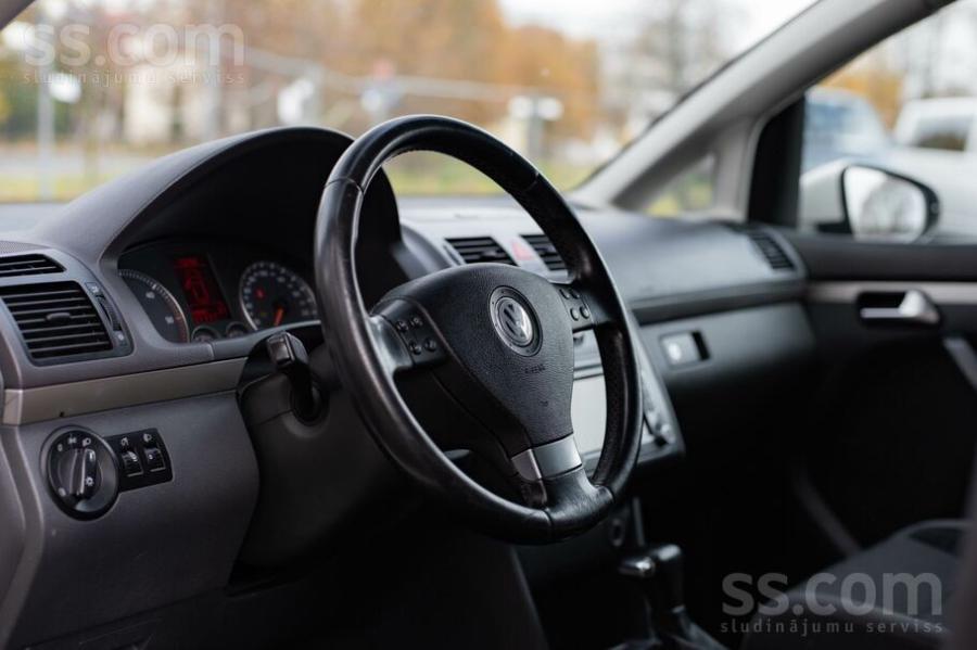 White Volkswagen Touran 2010 in Riga, with an engine capacity of 1.90 L and mileage of 369 thousand km for 3990 €, photo 13 on AUTOMOTO.COM.LV