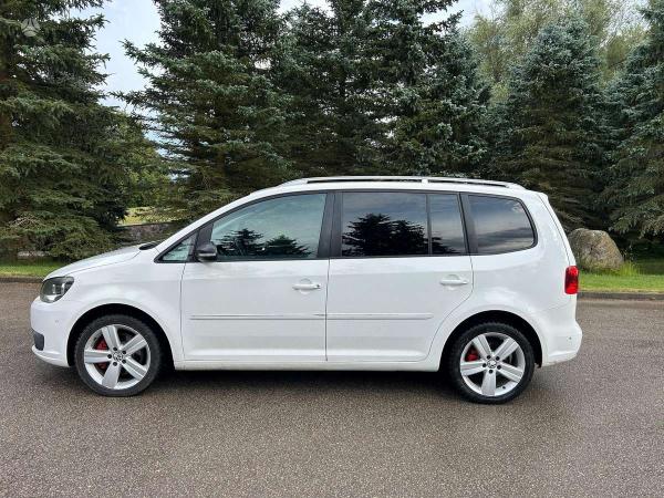 White Volkswagen Touran 2011 in Siauliai, with an engine capacity of 1.97 L and mileage of 339 thousand km for 5000 €, photo 1 on AUTOMOTO.COM.LV