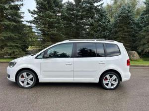 White Volkswagen Touran 2011 in Siauliai, with an engine capacity of 1.97 L and mileage of 339 thousand km for 5000 €, photo  on AUTOMOTO.COM.LV