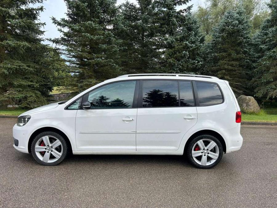 White Volkswagen Touran 2011 in Siauliai, with an engine capacity of 1.97 L and mileage of 339 thousand km for 5000 €, photo 1 on AUTOMOTO.COM.LV
