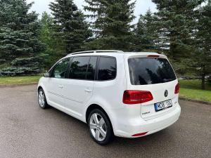 White Volkswagen Touran 2011 in Siauliai, with an engine capacity of 1.97 L and mileage of 339 thousand km for 5000 €, photo 5 on AUTOMOTO.COM.LV