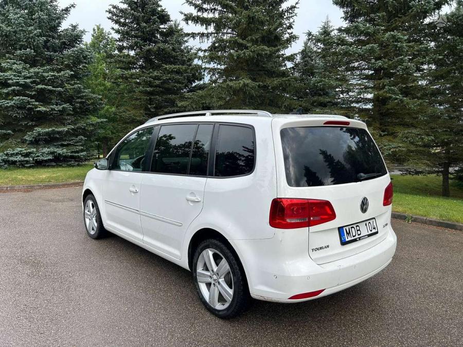 White Volkswagen Touran 2011 in Siauliai, with an engine capacity of 1.97 L and mileage of 339 thousand km for 5000 €, photo 5 on AUTOMOTO.COM.LV