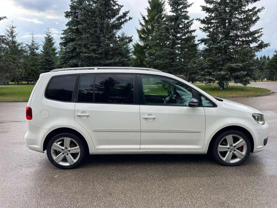 White Volkswagen Touran 2011 in Siauliai, with an engine capacity of 1.97 L and mileage of 339 thousand km for 5000 €, photo 6 on AUTOMOTO.COM.LV