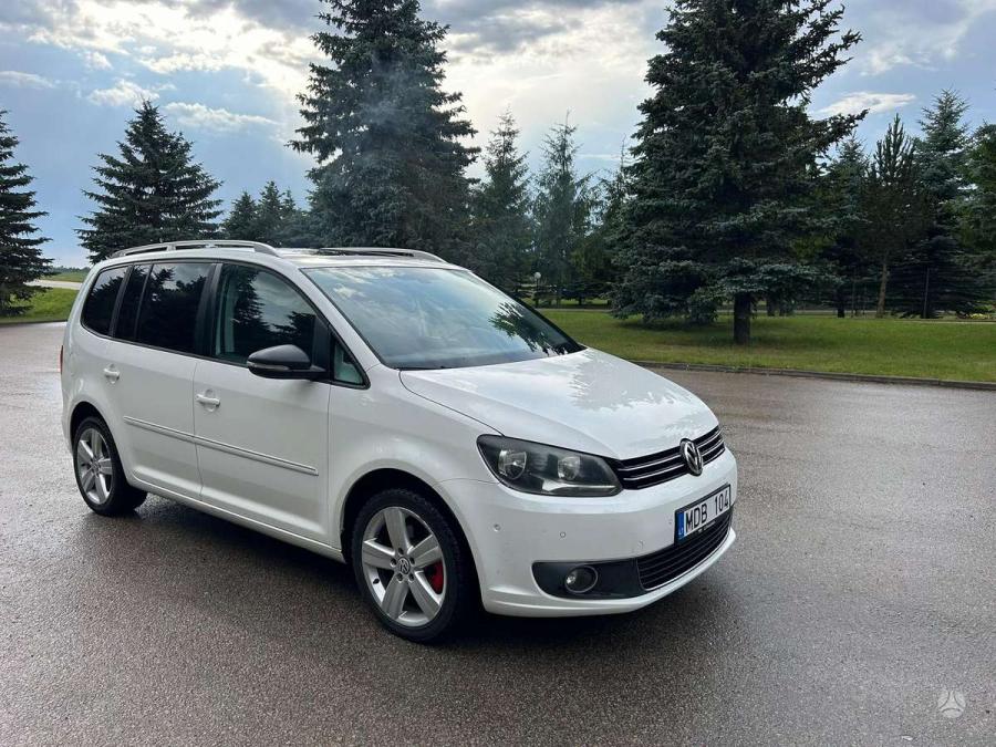 White Volkswagen Touran 2011 in Siauliai, with an engine capacity of 1.97 L and mileage of 339 thousand km for 5000 €, photo 7 on AUTOMOTO.COM.LV