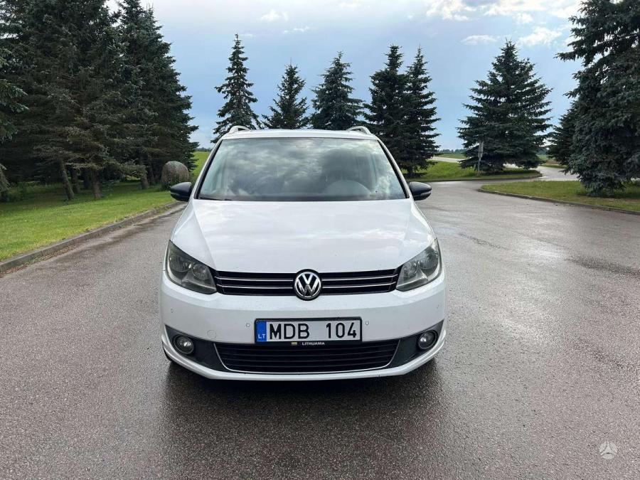 White Volkswagen Touran 2011 in Siauliai, with an engine capacity of 1.97 L and mileage of 339 thousand km for 5000 €, photo 8 on AUTOMOTO.COM.LV