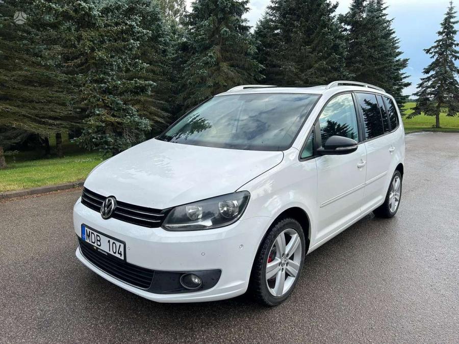 White Volkswagen Touran 2011 in Siauliai, with an engine capacity of 1.97 L and mileage of 339 thousand km for 5000 €, photo 9 on AUTOMOTO.COM.LV