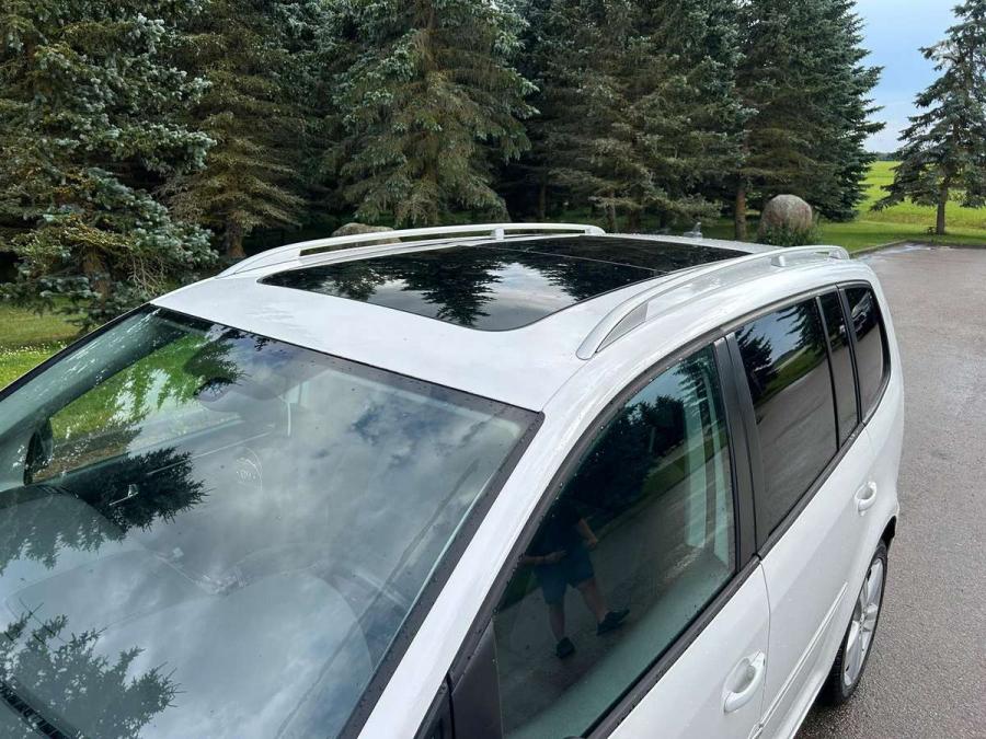 White Volkswagen Touran 2011 in Siauliai, with an engine capacity of 1.97 L and mileage of 339 thousand km for 5000 €, photo 12 on AUTOMOTO.COM.LV