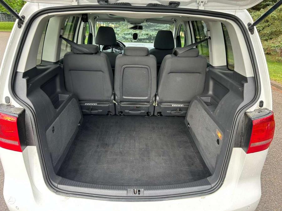 White Volkswagen Touran 2011 in Siauliai, with an engine capacity of 1.97 L and mileage of 339 thousand km for 5000 €, photo 14 on AUTOMOTO.COM.LV