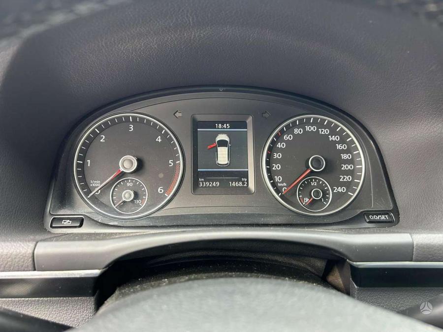White Volkswagen Touran 2011 in Siauliai, with an engine capacity of 1.97 L and mileage of 339 thousand km for 5000 €, photo 15 on AUTOMOTO.COM.LV