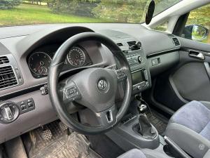 White Volkswagen Touran 2011 in Siauliai, with an engine capacity of 1.97 L and mileage of 339 thousand km for 5000 €, photo 16 on AUTOMOTO.COM.LV